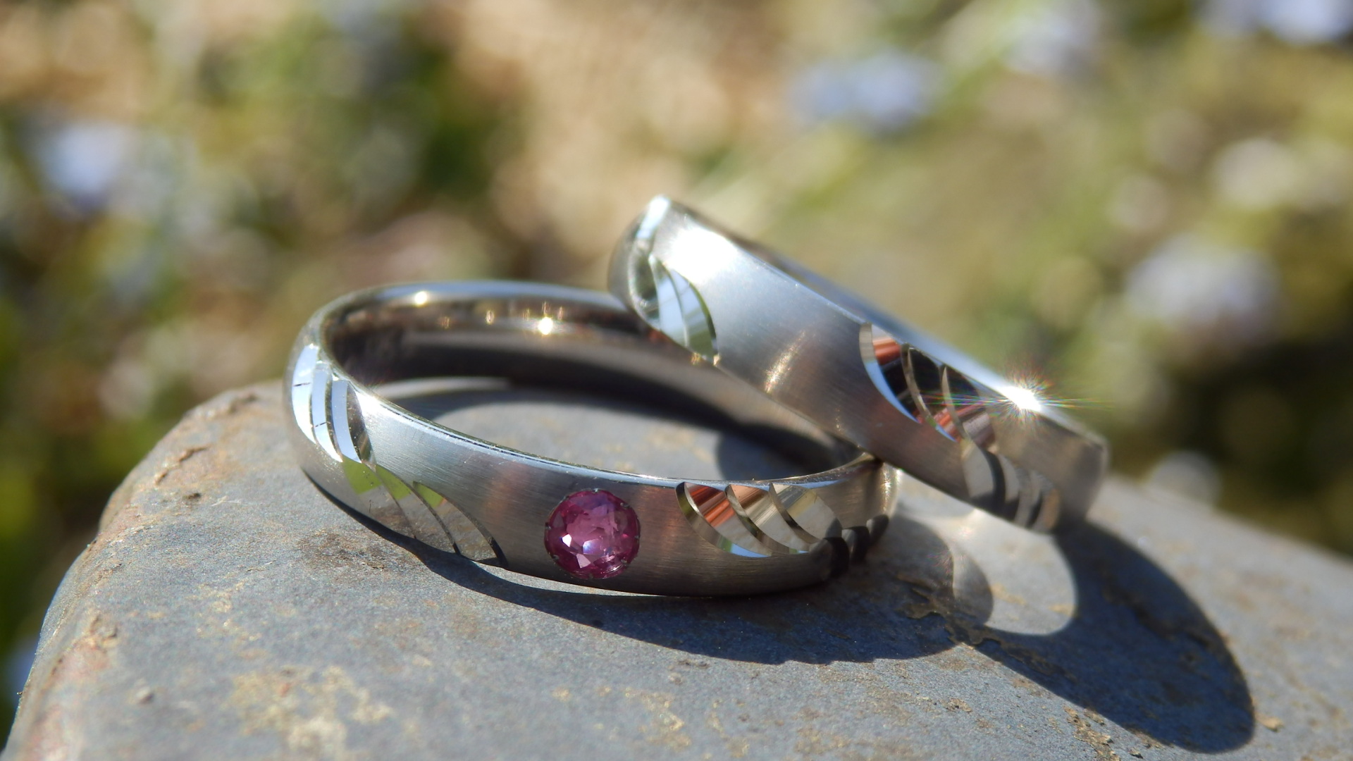 Trouwringen met gekleurde stenen | Rozenhof Trouwringen